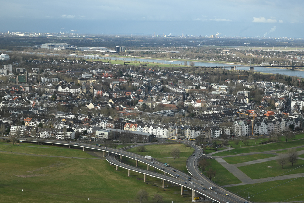 ラインタワーの上に上る: めぎのドイツ再発見